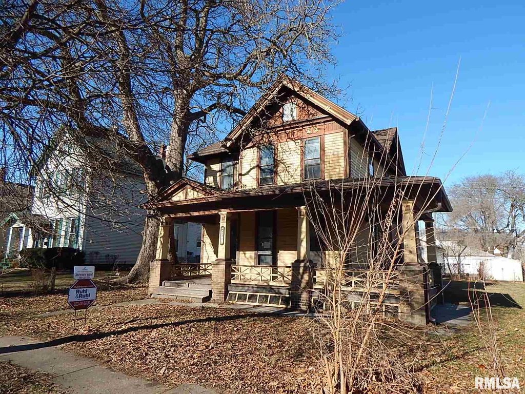 2108 W 3rd St, Davenport, IA 52802 - See Est. Value, Schools & More