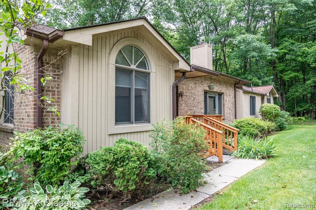 6388 Brookview Ln, West Bloomfield, MI 48322 | MLS# 20240039055 | Trulia