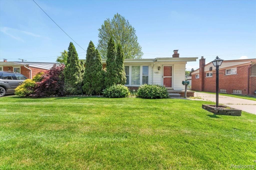 13727 Spruce St, Southgate, MI 48195 - See Est. Value, Schools & More