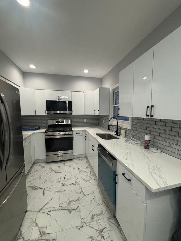 7 E Chestnut St #3, Central Islip, NY 11722 - See Est. Value, Schools ...