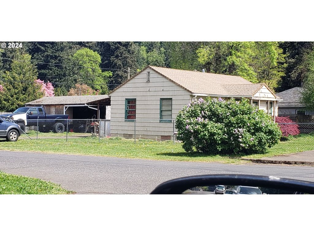 8805 NE Brazee St, Portland, OR 97220 - See Est. Value, Schools & More