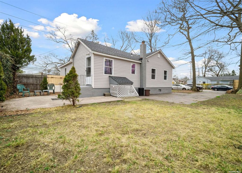 220 Woodycrest Drive, Holtsville, NY 11742 | Trulia