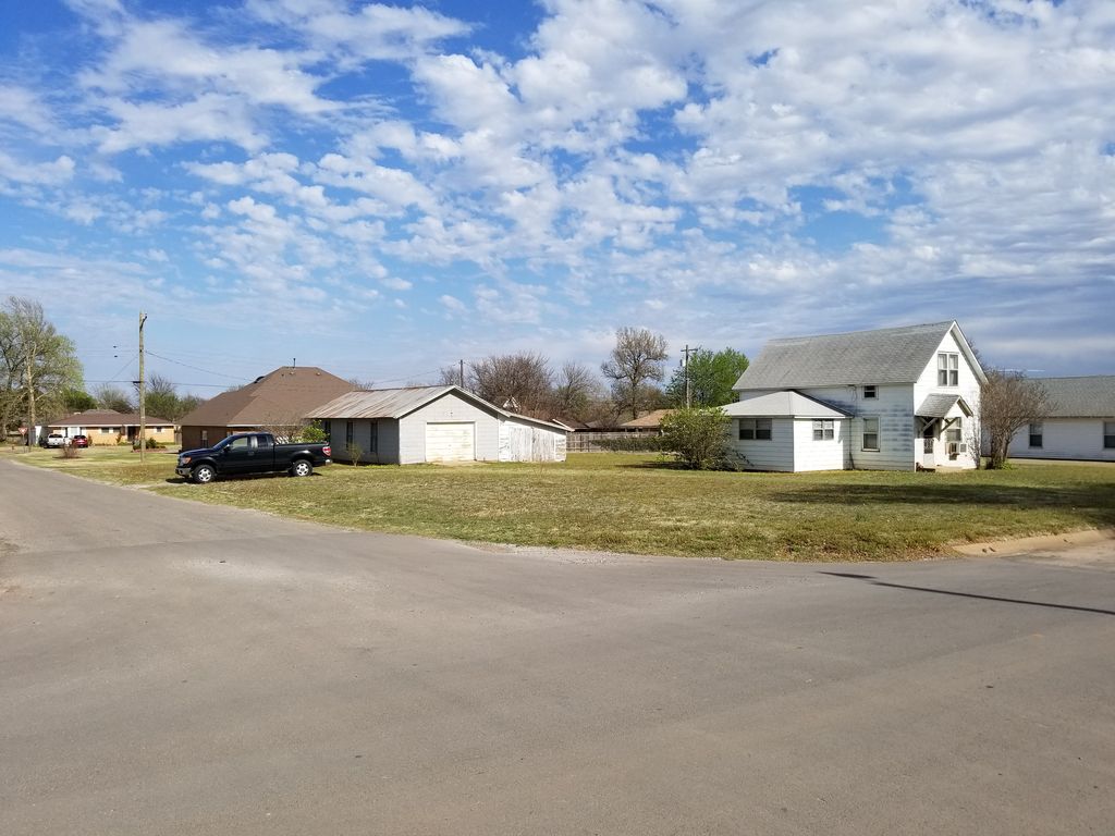 719 N Oklahoma St, Thomas, OK 73669 - See Est. Value, Schools & More