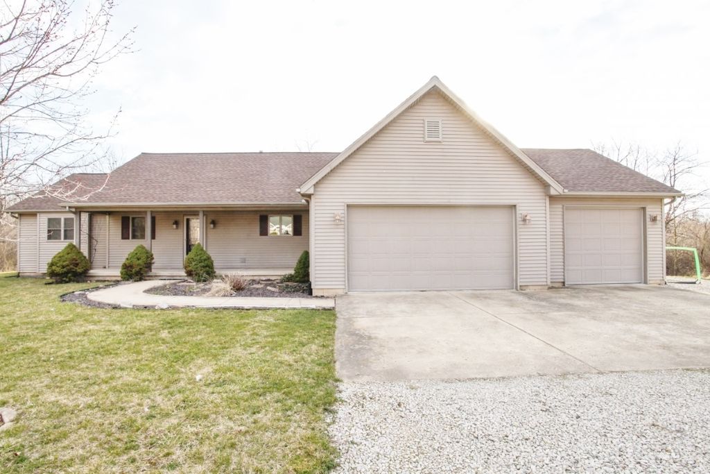 18523 Pawnee Ln, Danvers, IL 61732 - See Est. Value, Schools & More