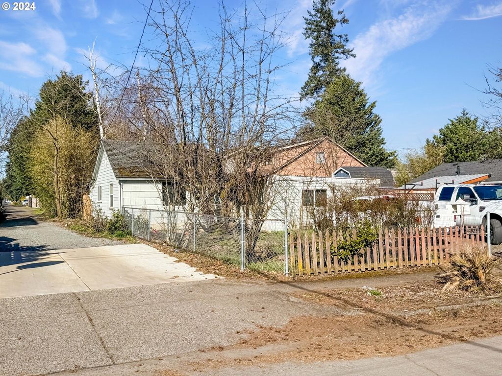 5923 SE 60th Ave, Portland, OR 97206 - See Est. Value, Schools & More