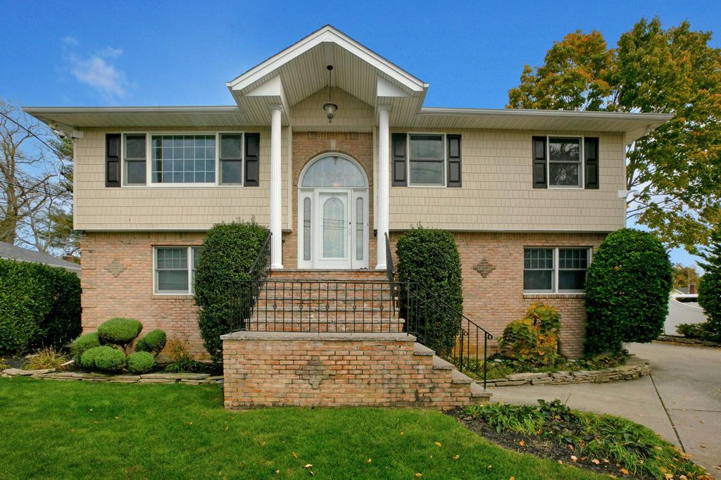 807 Newbridge Rd, Bellmore, NY 11710 - See Est. Value, Schools & More