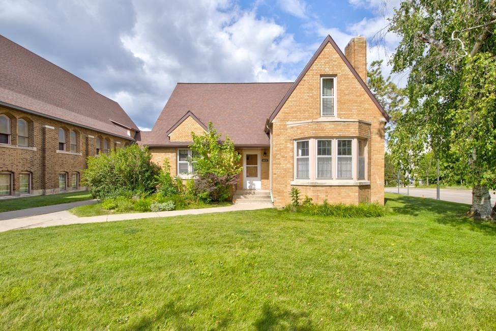 1402 Main St, Marinette, WI 54143 - See Est. Value, Schools & More