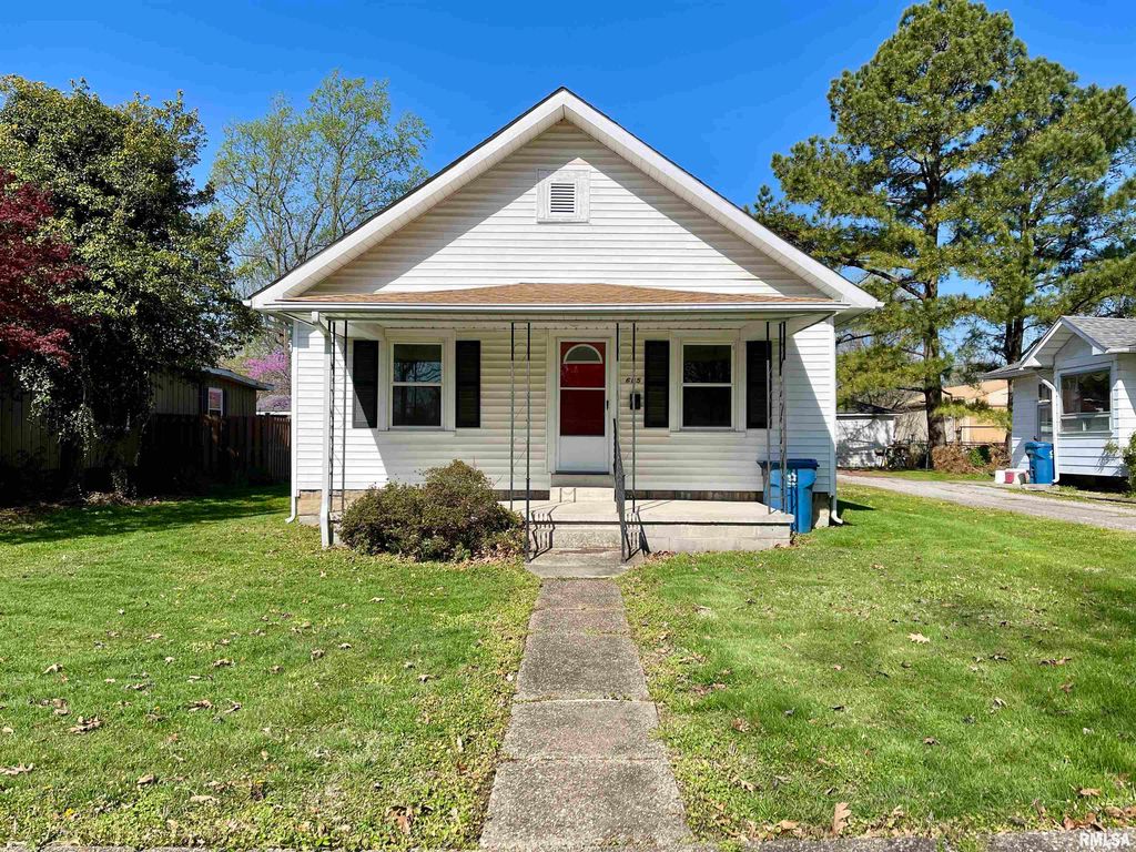 605 Hickman St, Benton, IL 62812 - See Est. Value, Schools & More