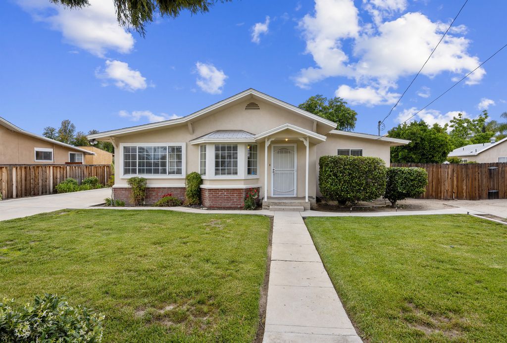 667 N Santa Fe St, Hemet, CA 92543 - See Est. Value, Schools & More