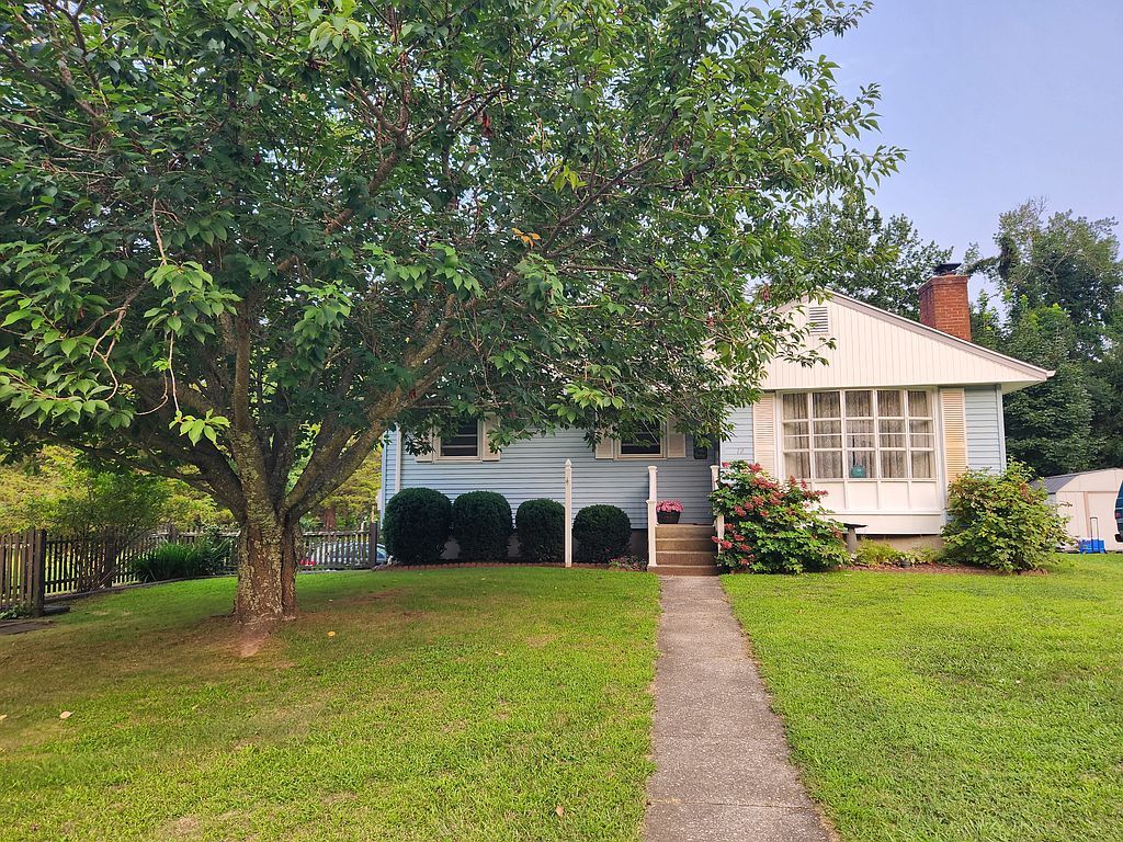 12 Park Avenue Ext, Montville, CT 06353 - See Est. Value, Schools & More