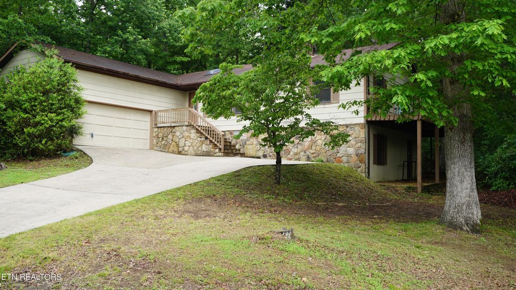135 Juniper Dr, Crossville, TN 38558 - See Est. Value, Schools & More