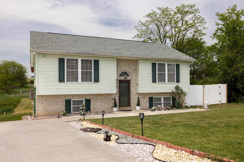 1861 Shenstone Dr, Harrisonburg, VA 22802 - See Est. Value, Schools & More