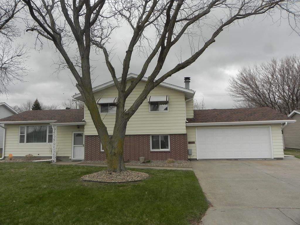 1012 Pleasant View Dr, Grand Island, NE 68801 - See Est. Value, Schools ...