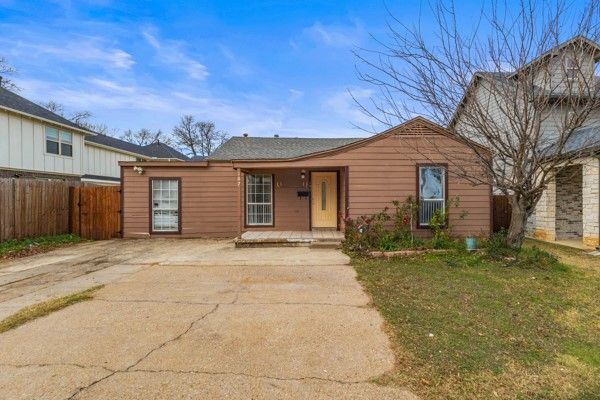 108 W Rogers St, Arlington, TX 76011 | MLS# 21153547 - Trulia | Trulia