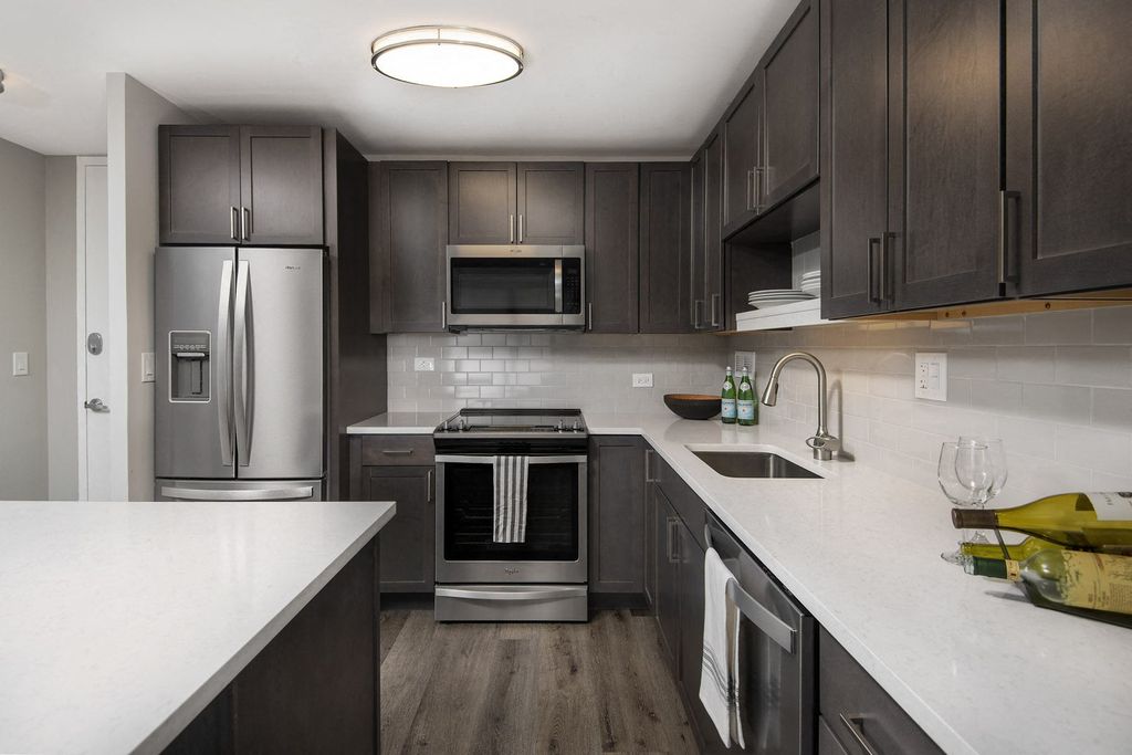 533 W Barry Ave #3J, Chicago, IL 60657 - See Est. Value, Schools & More