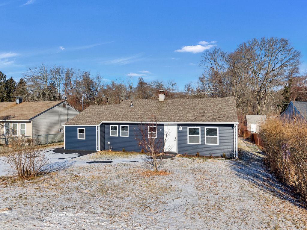 47 Maple Dr, Groton, CT 06340 - See Est. Value, Schools & More