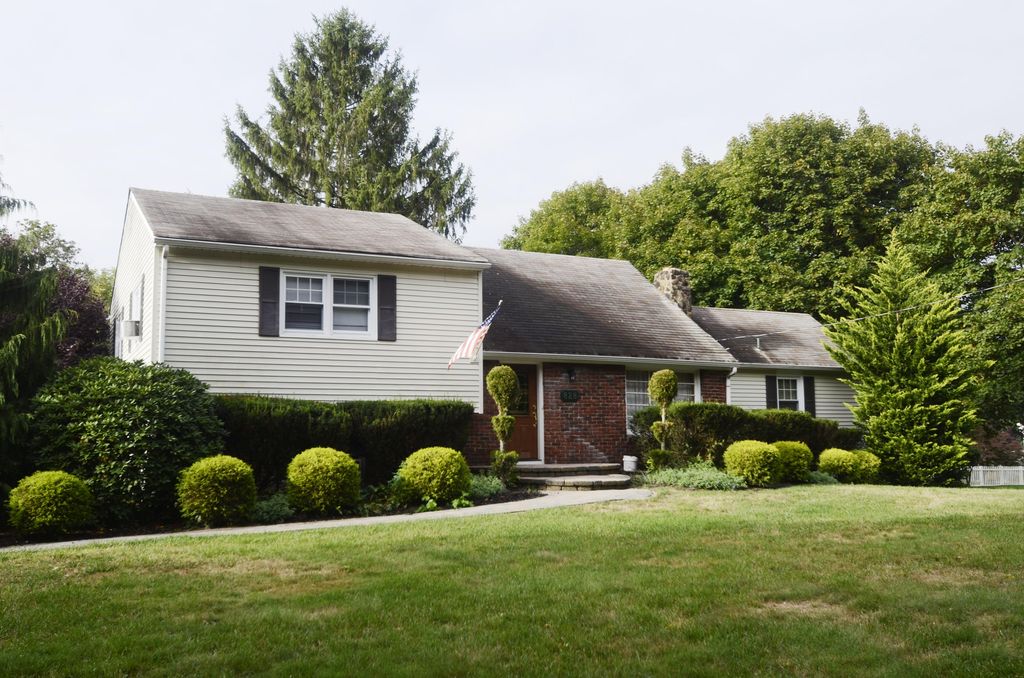 828 Nut Swamp Rd, Red Bank, NJ 07701 - See Est. Value, Schools & More