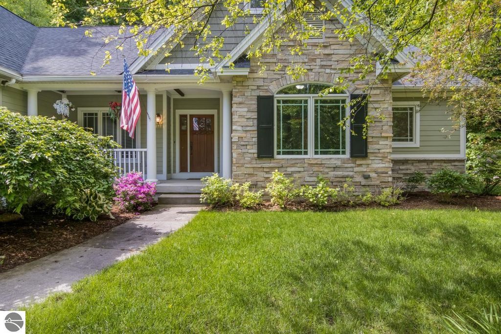 115 Wooded Valley Dr, Traverse City, MI 49696 - See Est. Value, Schools ...