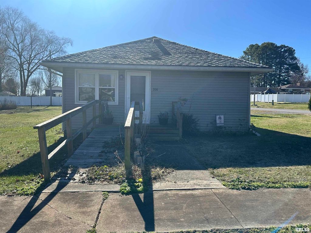 200 W Wilson St, Benton, IL 62812 | MLS# EB456139 | Trulia