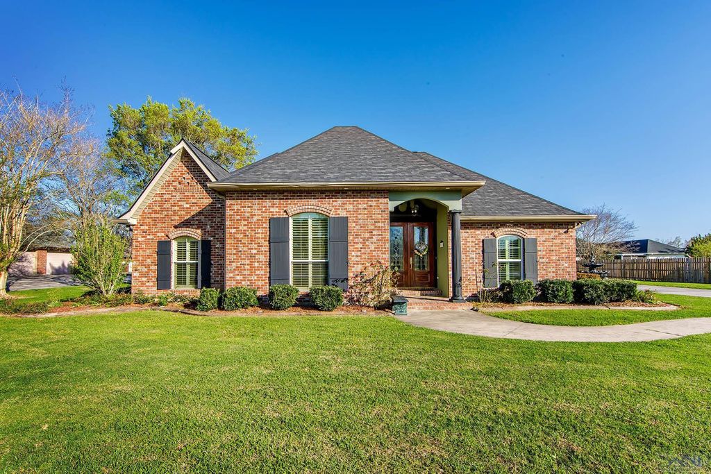 181 Lake Decade Ct, Houma, LA 70360 - See Est. Value, Schools & More