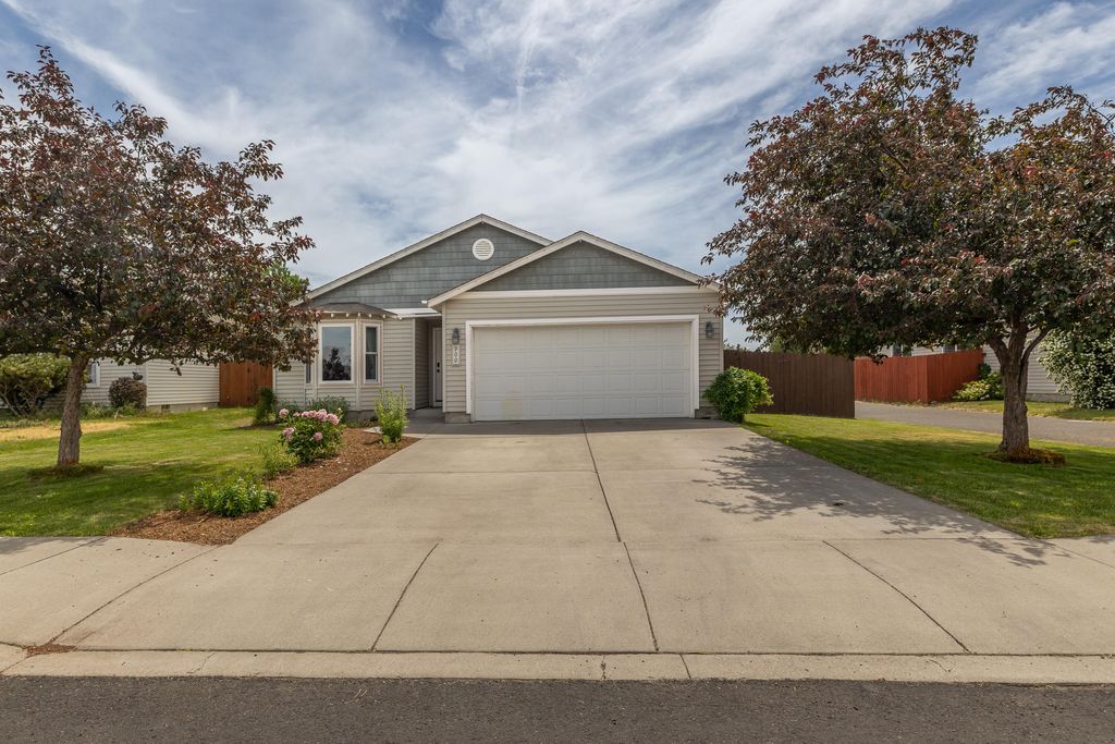 900 NW Spruce Tree Pl, Redmond, OR 97756 | Trulia