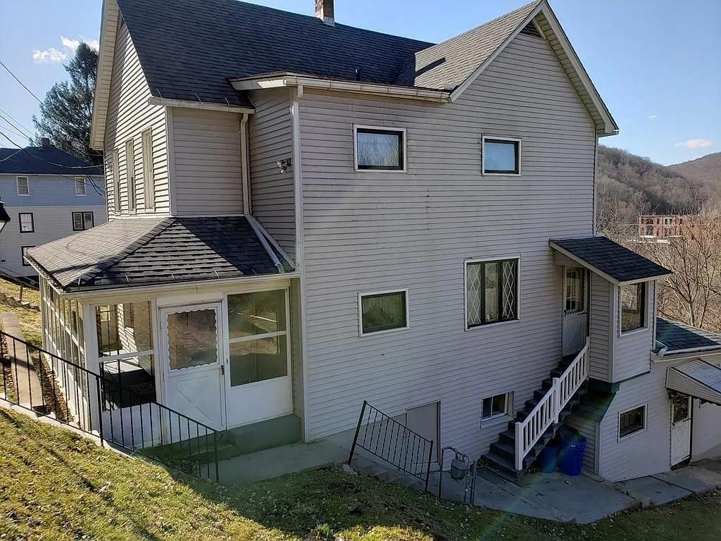 375 Emerald St, Oil City, PA 16301 - See Est. Value, Schools & More