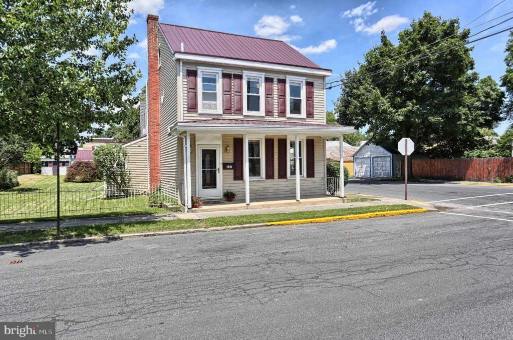 237 E St, Carlisle, PA 17013 - See Est. Value, Schools & More