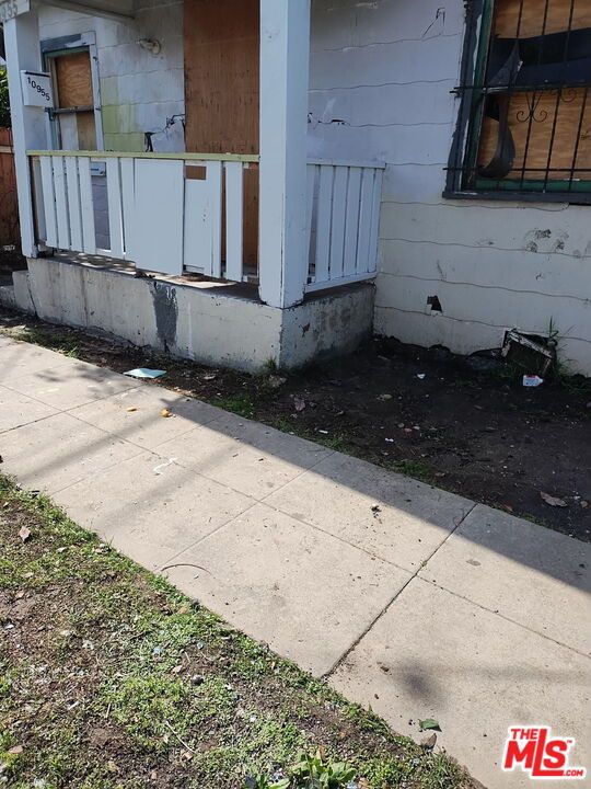 10955 S Spg, Los Angeles, CA 90061 - See Est. Value, Schools & More