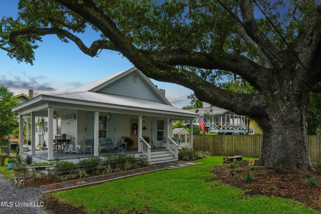 124 Sycamore St, Bay Saint Louis, MS 39520 - See Est. Value, Schools & More