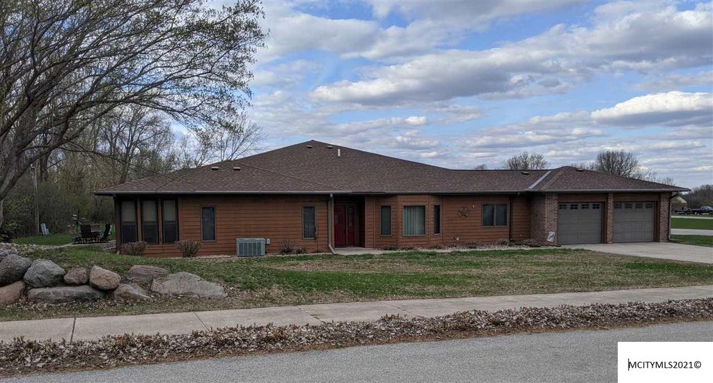 2050 Hunters Ridge Dr, Mason City, IA 50401 - See Est. Value, Schools ...