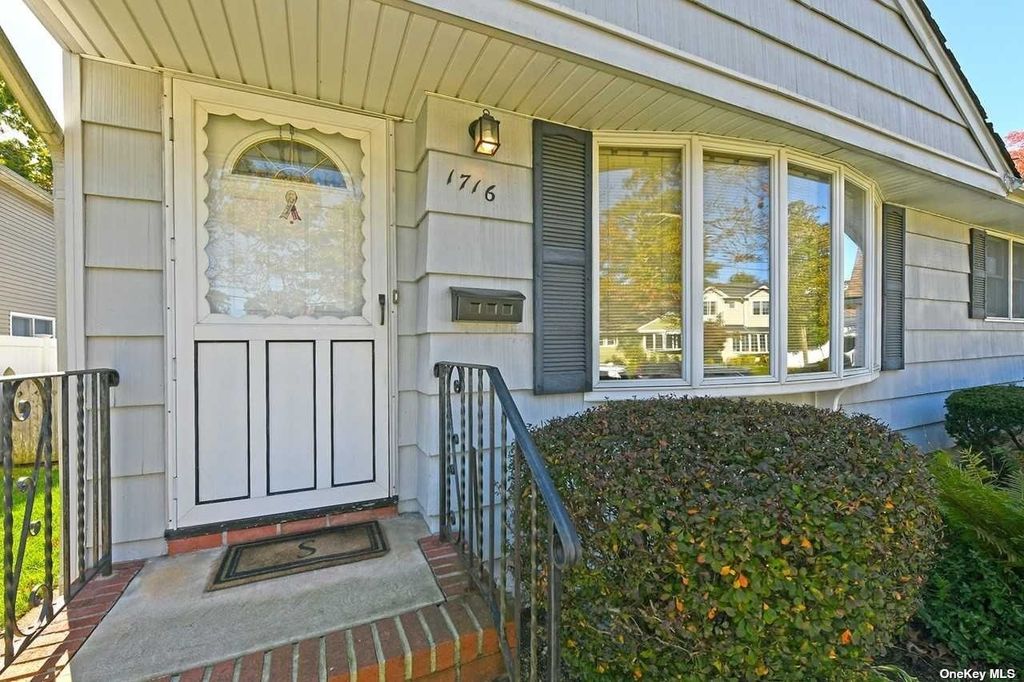 1716 Carroll Avenue, Merrick, NY 11566 | Trulia
