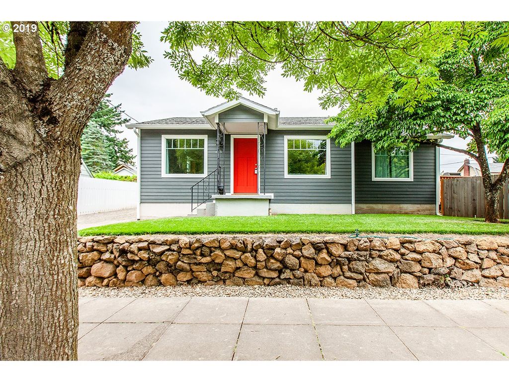6925 NE Davis St, Portland, OR 97213 - See Est. Value, Schools & More