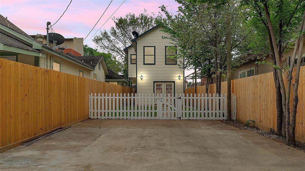 5227 Eigel St #A, Houston, TX 77007 - See Est. Value, Schools & More