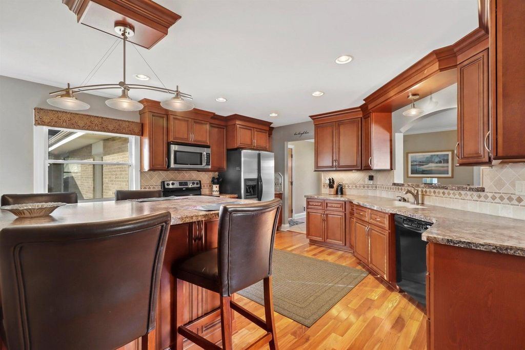 7422 W Crawford Ave, Milwaukee, WI 53220 - See Est. Value, Schools & More