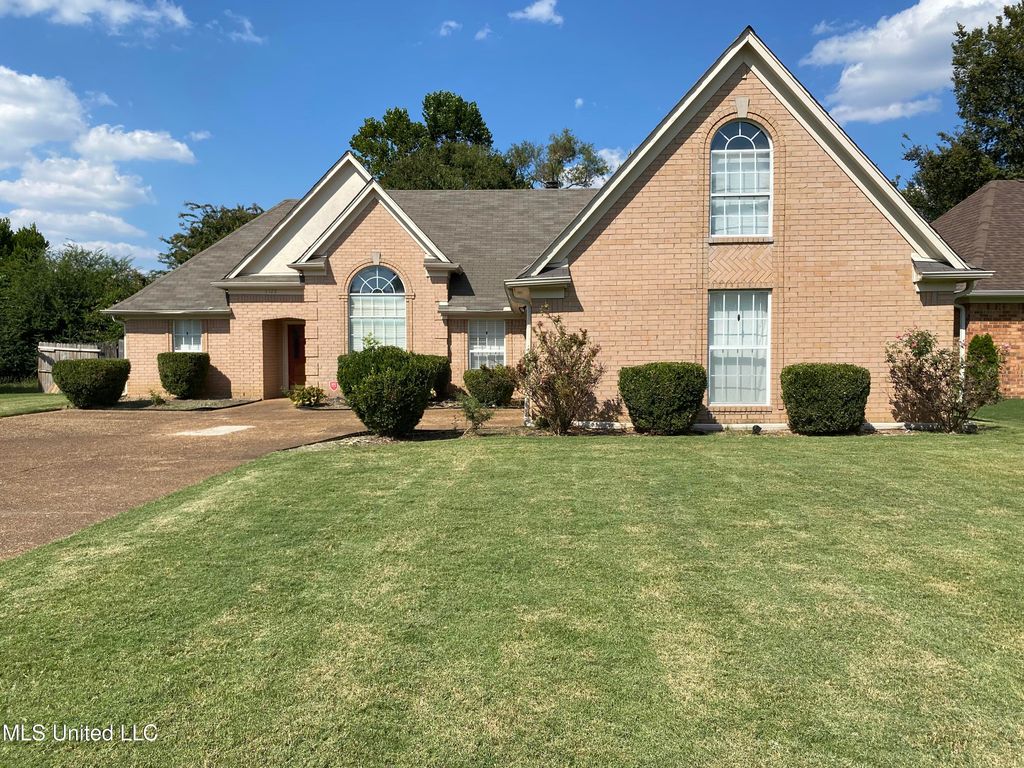 9122 Lakeside Dr, Olive Branch, MS 38654 - See Est. Value, Schools & More
