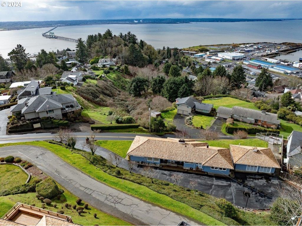 381 W Grand Ave, Astoria, OR 97103 - See Est. Value, Schools & More