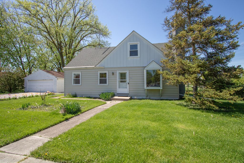 902 Medinah St, Bensenville, IL 60106 | MLS# 12010778 | Trulia