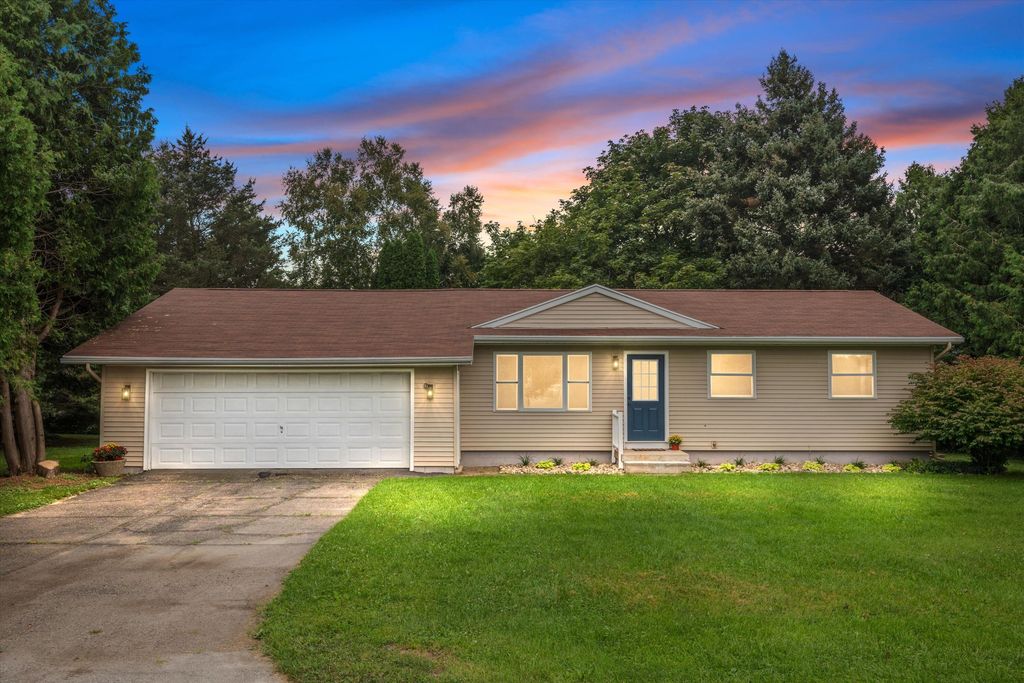 126 Johnson St, Edmore, MI 48829 - See Est. Value, Schools & More