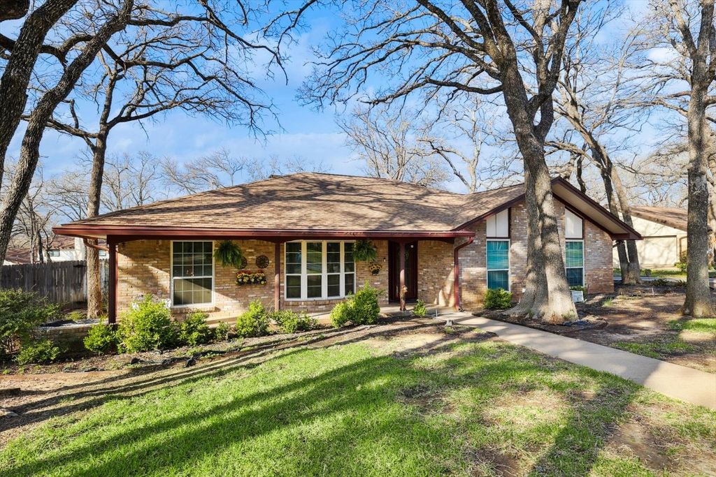 302 Shadow Ln, Euless, TX 76039 - See Est. Value, Schools & More
