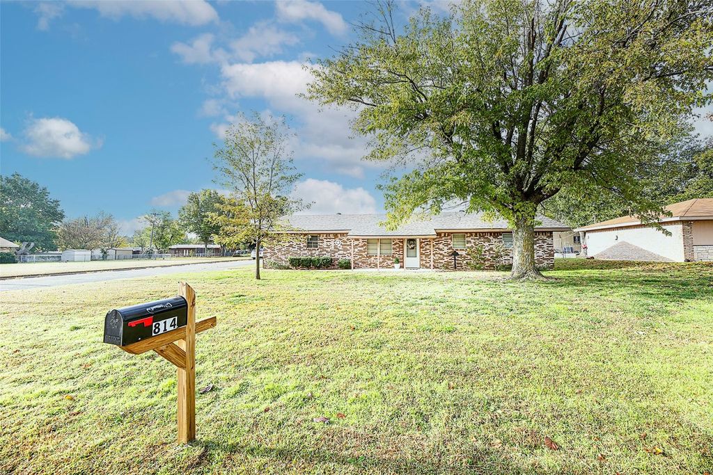 814 Decatur St, Bowie, TX 76230 | Trulia