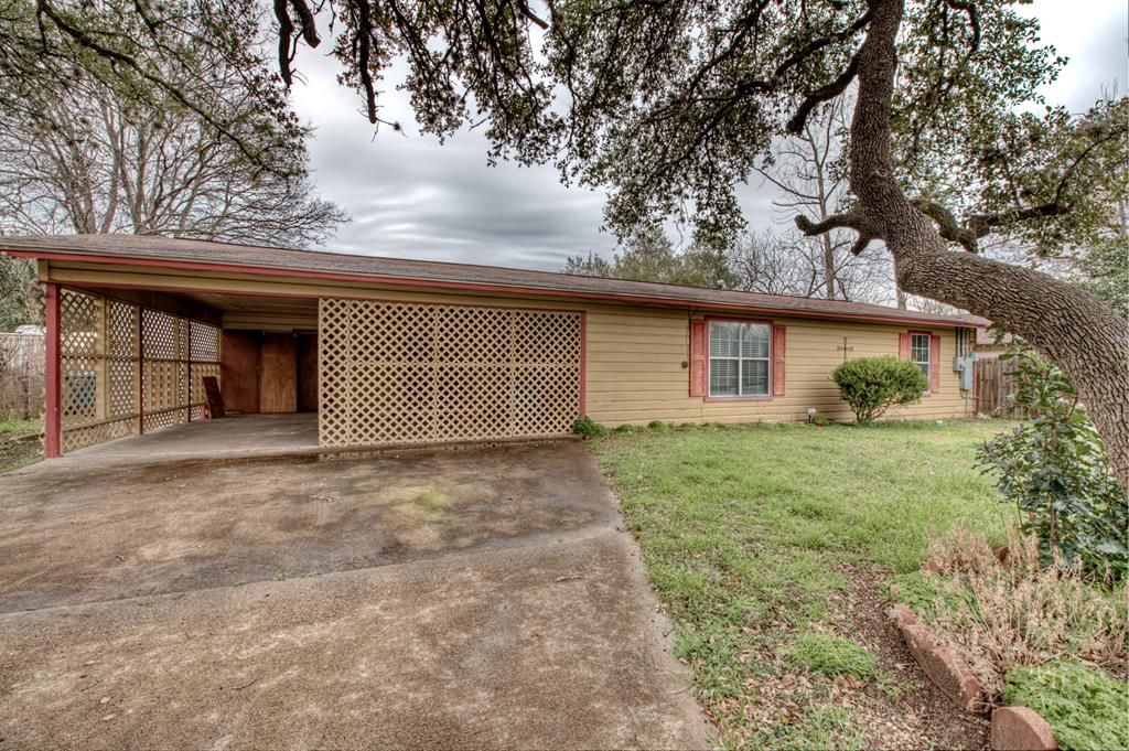 220 Guadalupe St, Kerrville, TX 78028 - See Est. Value, Schools & More