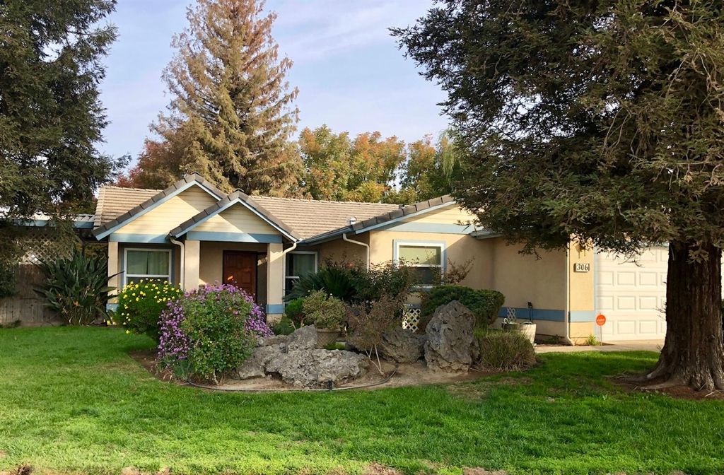 306 E Sycamore Ave, Reedley, CA 93654 - See Est. Value, Schools & More