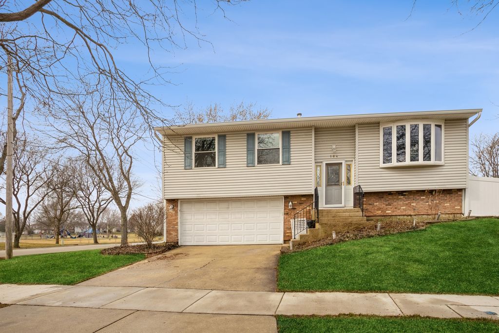 164 S Garden Ave, Roselle, IL 60172 - See Est. Value, Schools & More