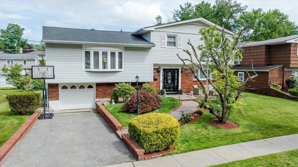 54 Maria Lane, Yonkers, NY 10710 - See Est. Value, Schools & More