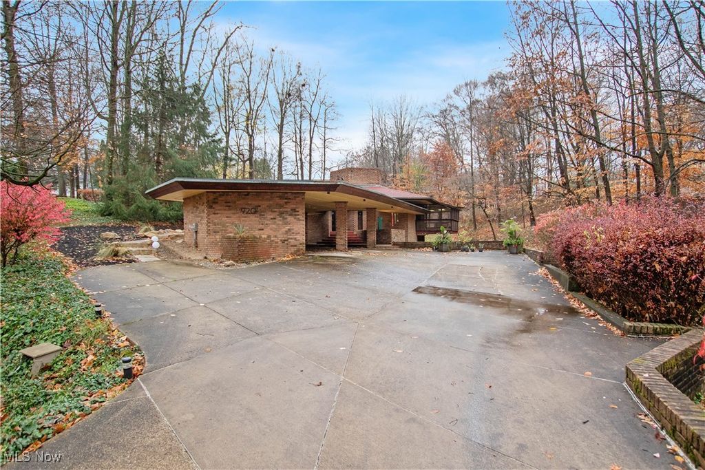 920 Wallwood Dr, Akron, OH 44321 - See Est. Value, Schools & More