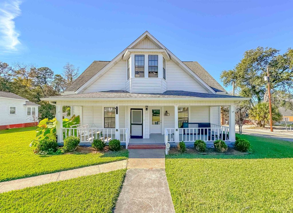 102 SE 1st St, Havana, FL 32333 - See Est. Value, Schools & More