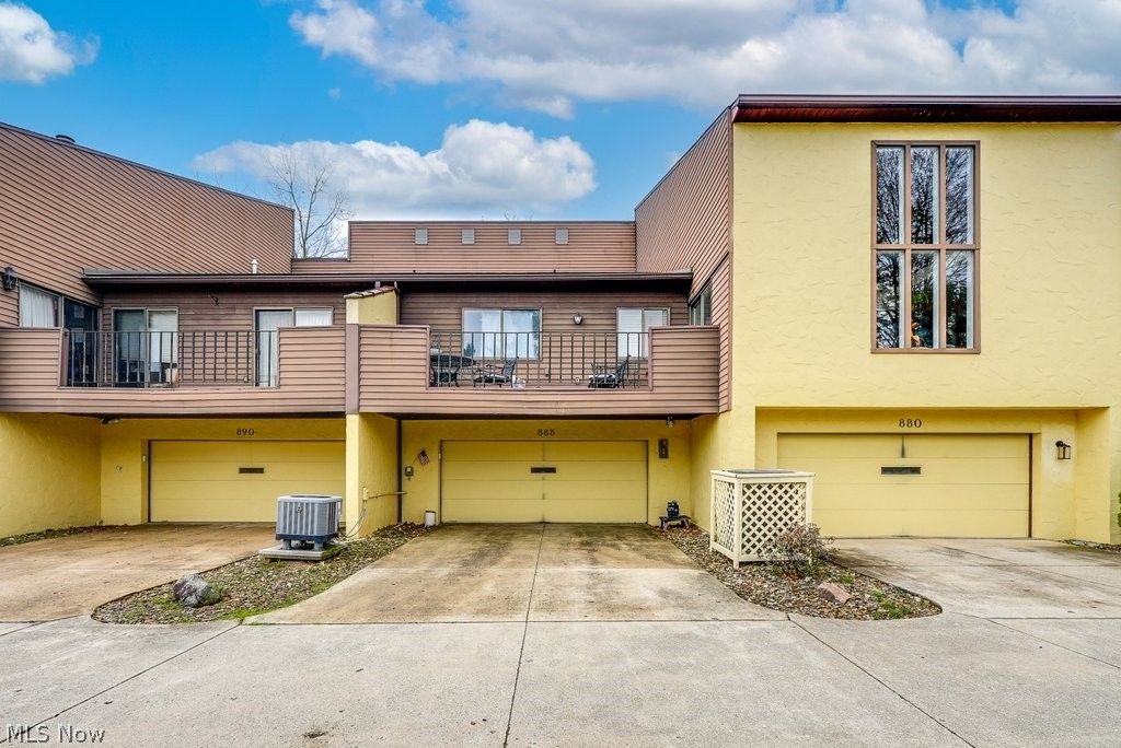 888 Hampton Ridge Dr, Akron, OH 44313 - See Est. Value, Schools & More