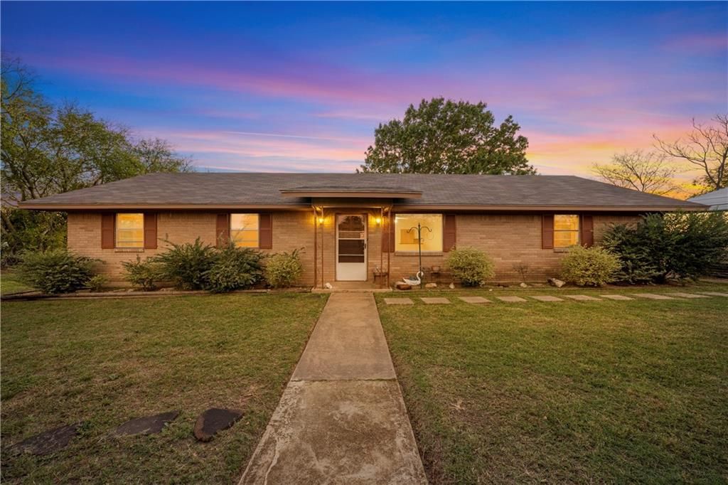1088 N Houston St, Lorena, TX 76655 - See Est. Value, Schools & More