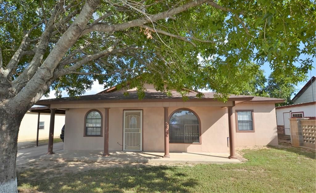 820 E Edwards St, Crystal City, TX 78839 - See Est. Value, Schools & More