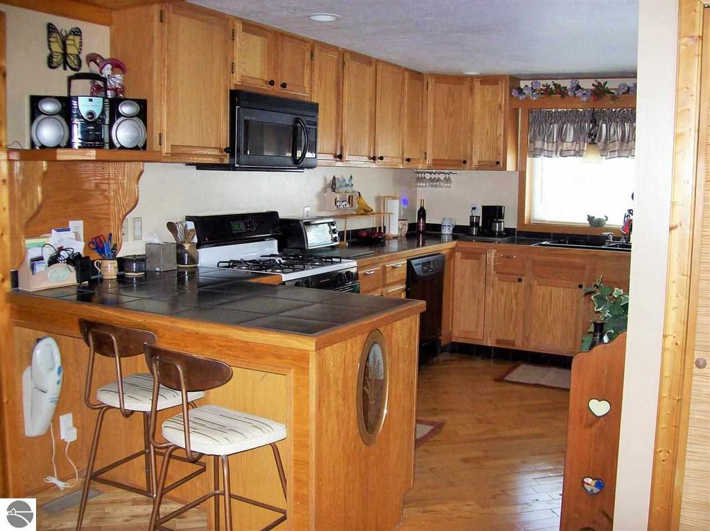 4303 Manor Wood Dr S, Traverse City, MI 49685 - See Est. Value, Schools ...